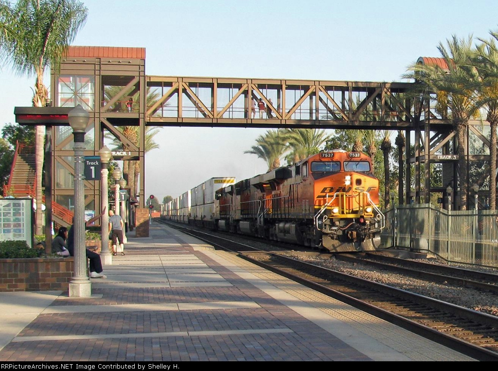 BNSF 7537 leading a stack train through Fullerton